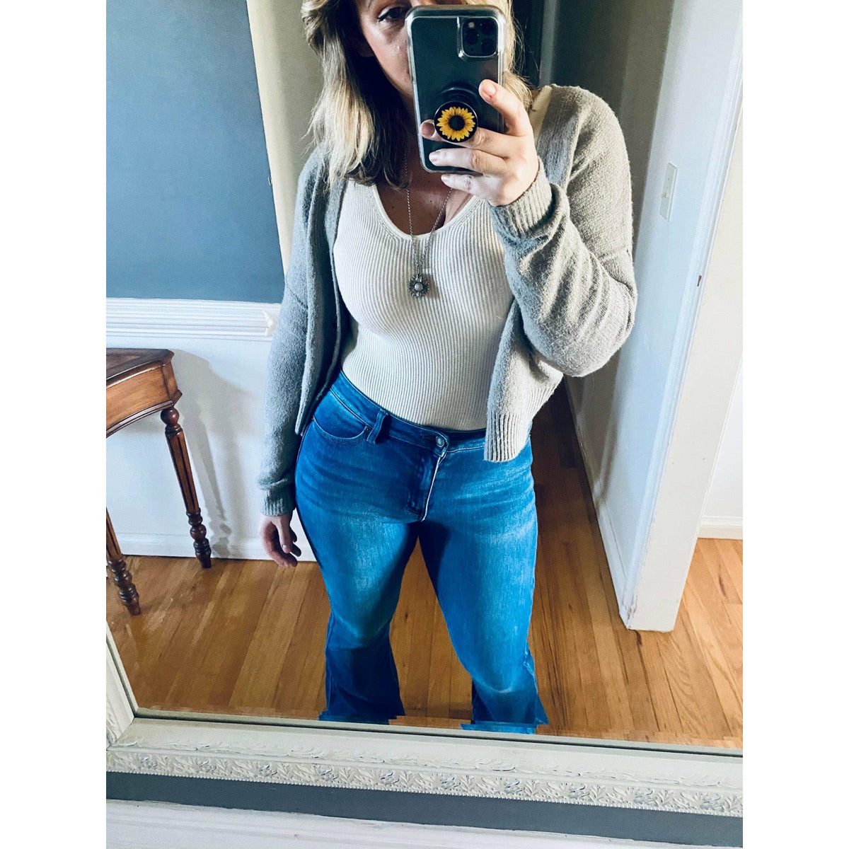 Jane High Rise Flare Jeans Light-Wash – NavaRae Boutique